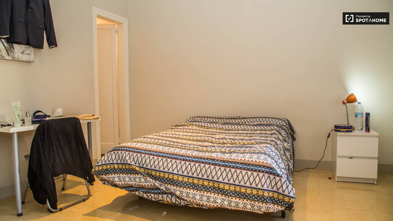 Habitación amueblada con armario independiente en el apartamento de 4 ...