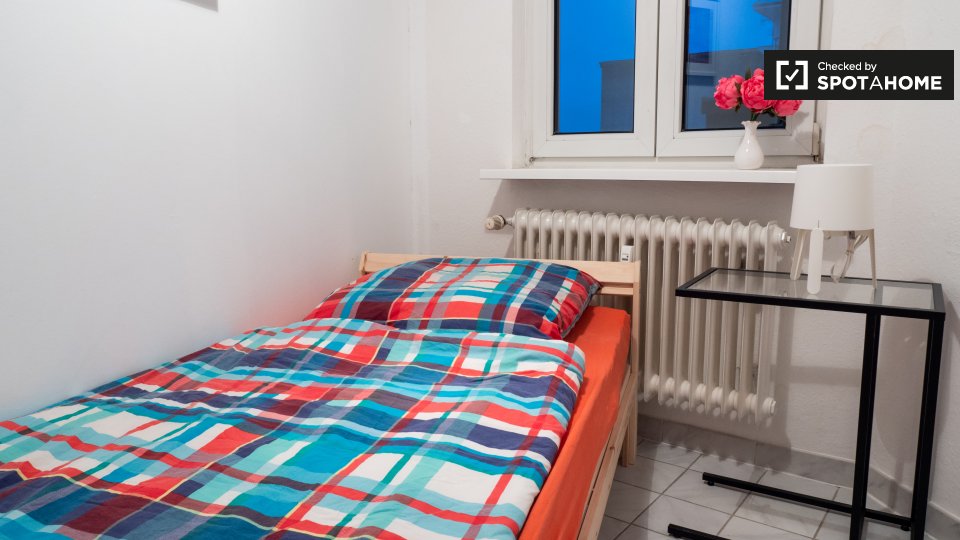 Praktisches Zimmer zur Miete in einer Wohnung mit 6 Schlafzimmern ...